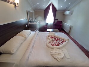 Quarto casal luxo | 1 quarto, frigobar, escrivaninha, espaço de trabalho para notebook