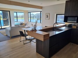 Apartamento superior | Área de estar | Smart TV 55 polegadas com canais digitais, TV