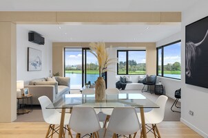 Apartamento superior | Roupas de cama premium, edredons de pluma, individualmente decorados