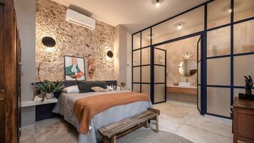 Quarto Deluxe, 1 cama queen-size, frigorífico | Com decoração personalizada, com mobília individualizada