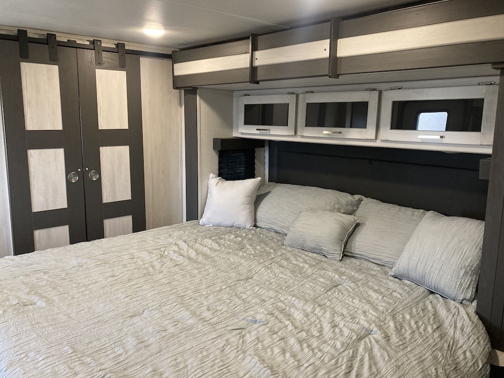 10 minutes walk to the beach .Covered rv spot on concrete slab. NEW ...