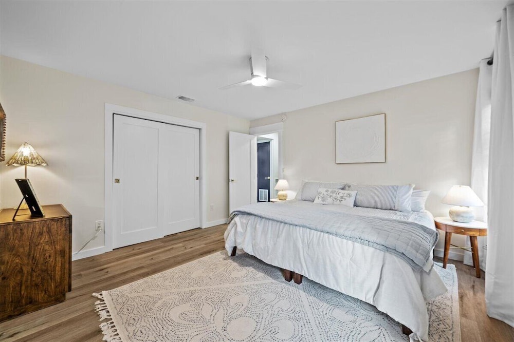 Coastal Hideaway – Walk To Beach, Dog-friendly W/ Gazebo & Gourmet Kitchen! - Neptune Beach, FL