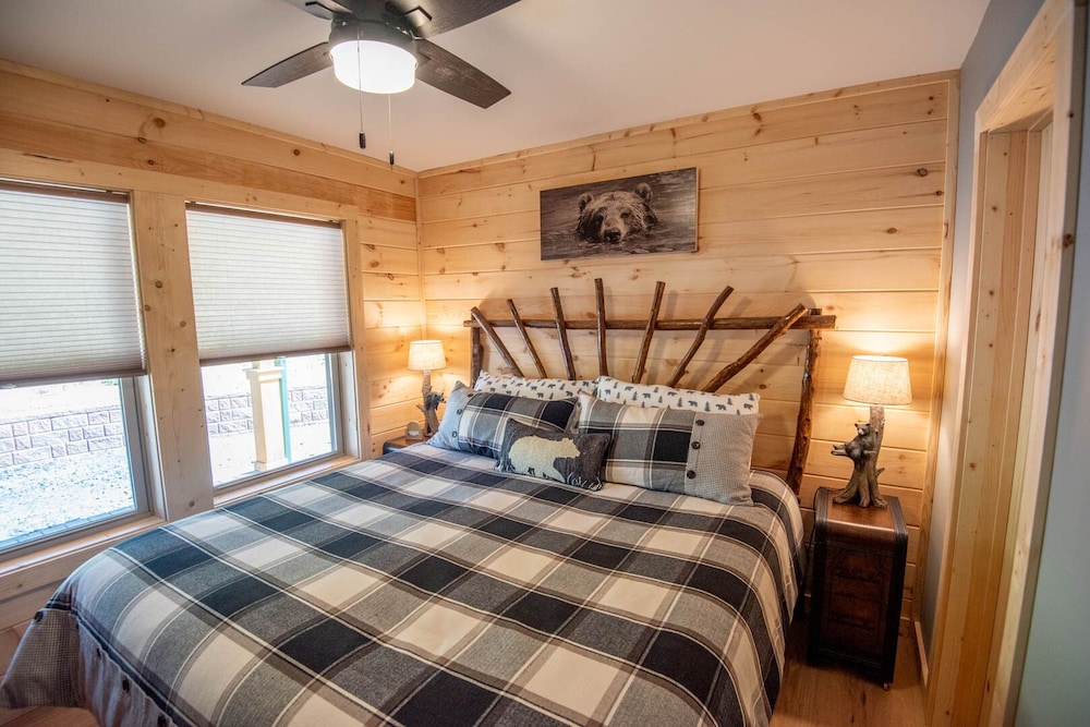 New River Log Cabin + Hot Tub + Fire Pit - Mountain City, TN