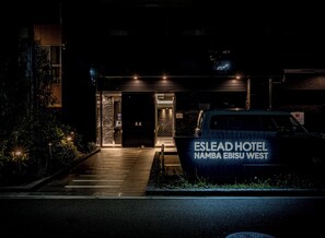 Fachada do alojamento (tarde/noite)