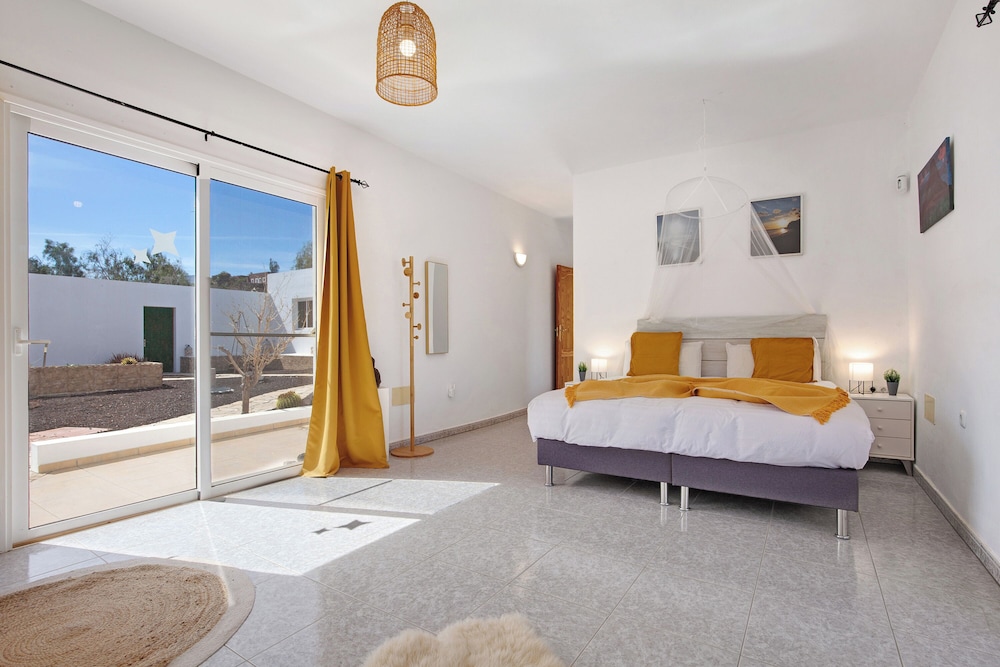 Vacation Home "La Finca Las Estrellas" With Mountain View, Garden & Wi-fi - Fuerteventura