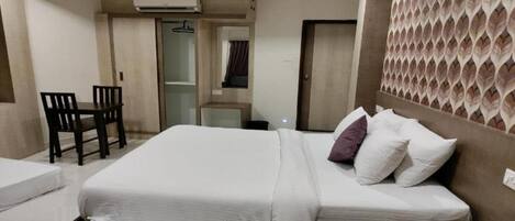 Quarto casal standard | Camas Select Comfort, escrivaninha, quartos à prova de som