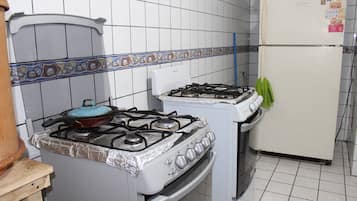 Um frigorífico no espaço comum, um micro-ondas, Rolo de cozinha