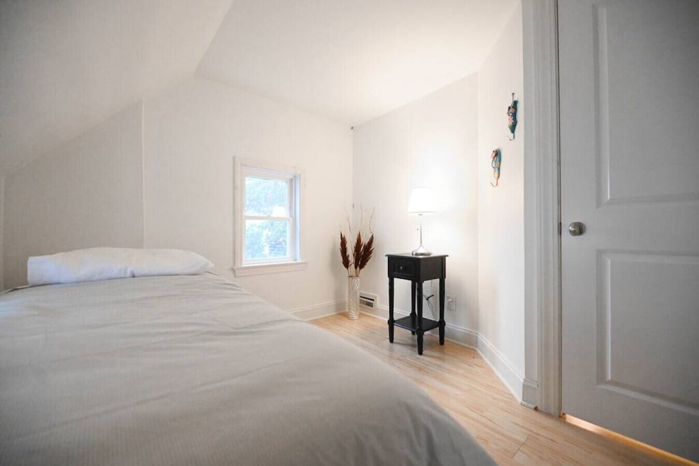 42 Wood Ave · 5 Minute Walk To Beach! Amazing Backyard Space! - Bridgeport