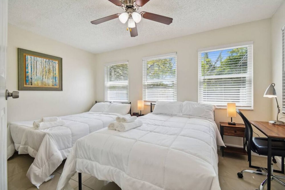 Home Near Weeki Wachee, King Bed, Huge Backyard - Spring Hill, FL