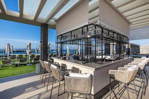 4 bares/lounges, este bar no terraço do hotel