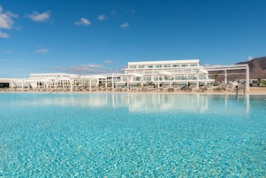 Piscina exterior, guarda-sóis, espreguiçadeiras