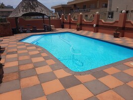 Piscina externa, guarda-sóis