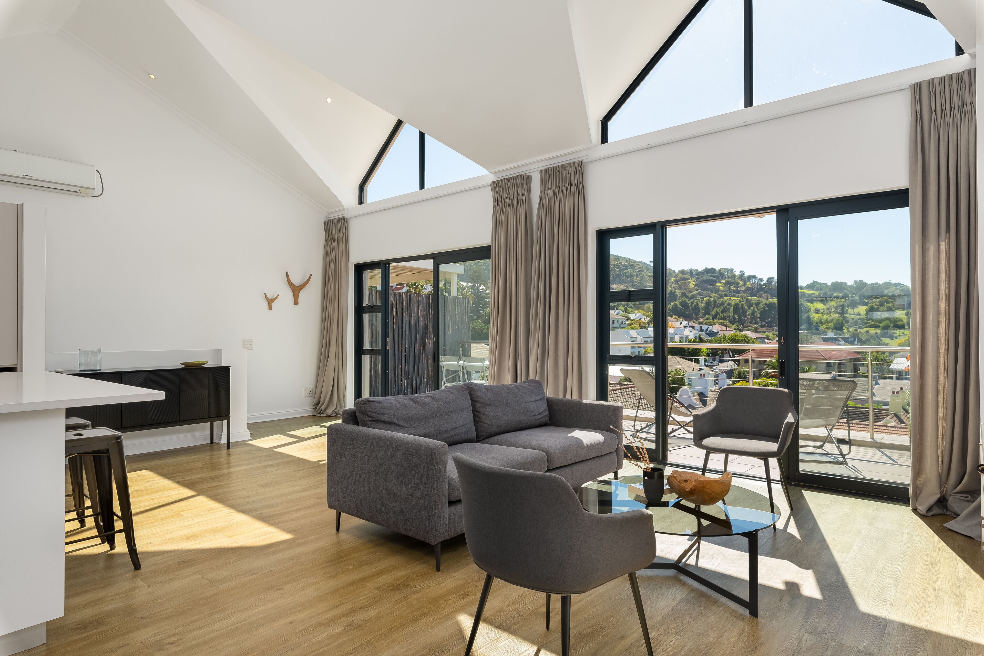 Apartamento Comfort | Sala de estar | Televisor de ecrã plano de 32 polegadas com canais por cabo, televisor 