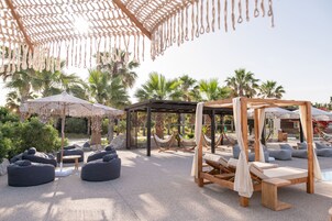 Piscina externa sazonal, guarda-sóis, espreguiçadeiras