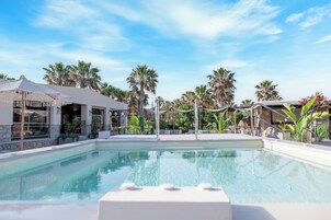 Piscina externa sazonal, guarda-sóis, espreguiçadeiras