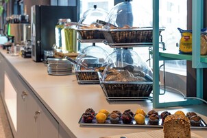 Café da manhã com buffet todos os dias mediante uma taxa