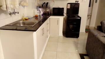 Apartamento | Cozinha privada | Um frigorífico, um micro-ondas, um forno, uma chaleira elétrica