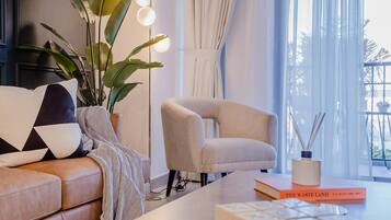 Apartamento premium, 1 quarto | Área de estar | Smart TV 55 polegadas com canais a cabo, TV, Netflix