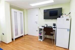 Estúdio | Cozinha privada | Geladeira grande, talheres/pratos/utensílios de cozinha