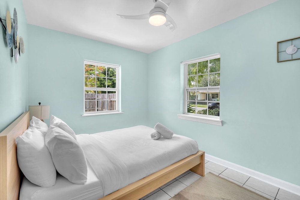 Bluewave Bungalow #1 | Cozy & Charming Getaway - Miramar, FL