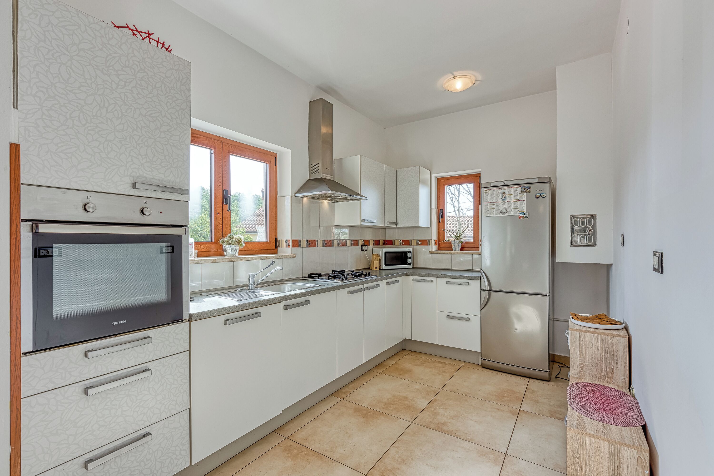 Casa família, vários quartos, 2 banheiros (Villa Simac With Pool and Whirlpool) | Cozinha privada | Geladeira, micro-ondas, fogão, cooktop