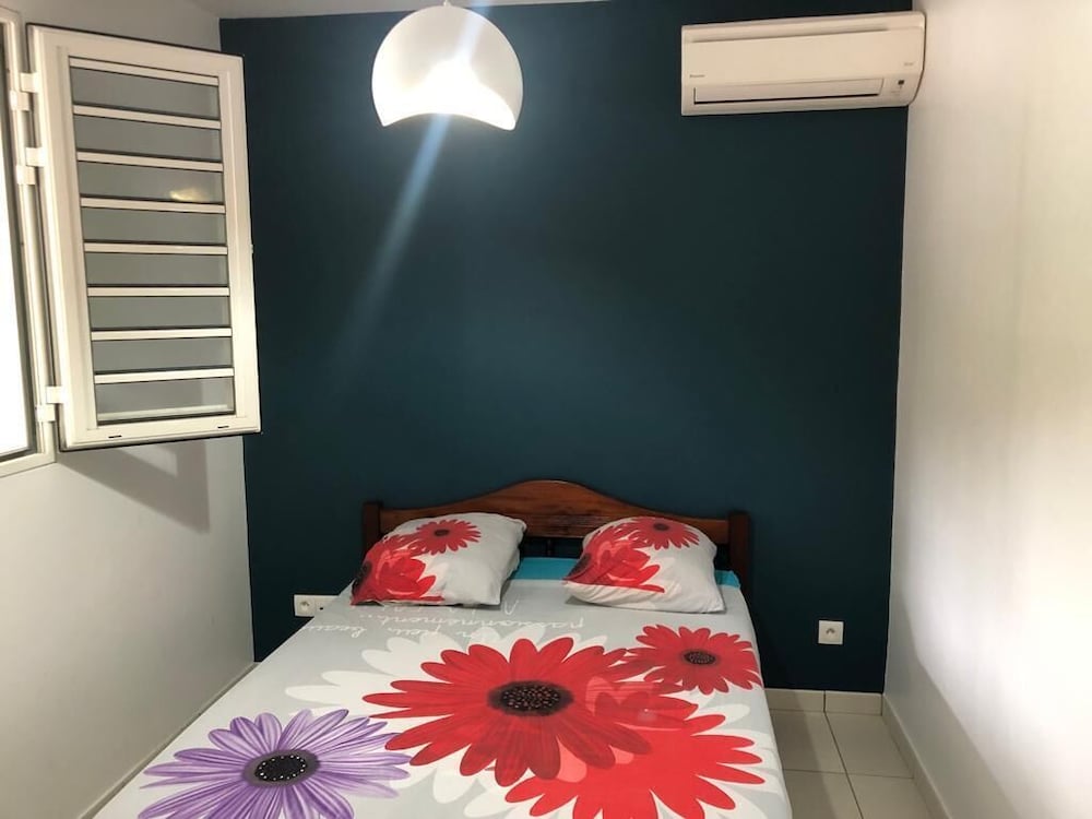 Lieu Calme et Verdoyant Pour se Ressourcer : bas de Villa Avec Piscine ...