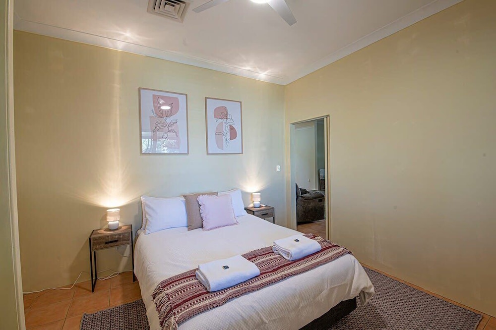 Tranquil Taylor - Two-storey Cbd Family Home, Bbq - Dubbo