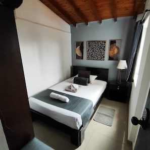 Quarto Económico | Roupa de alta qualidade, camas de colchão Select Comfort, Wi-fi grátis