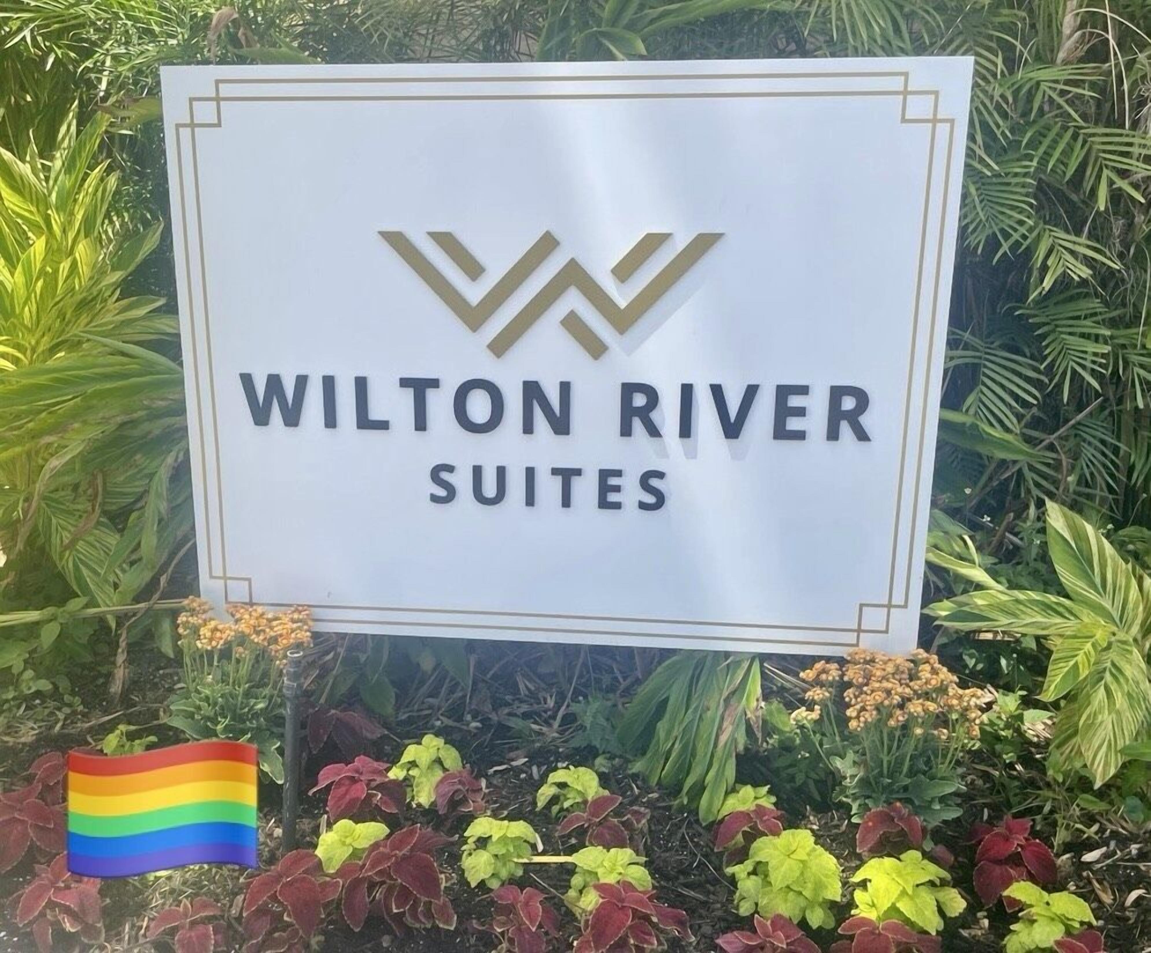 Placa para Wilton River Suites, com logotipo e texto.