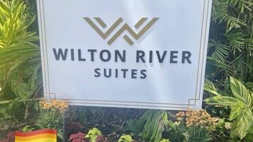 Placa para Wilton River Suites, com logotipo e texto.