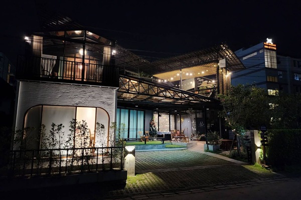 Fachada do alojamento (tarde/noite)