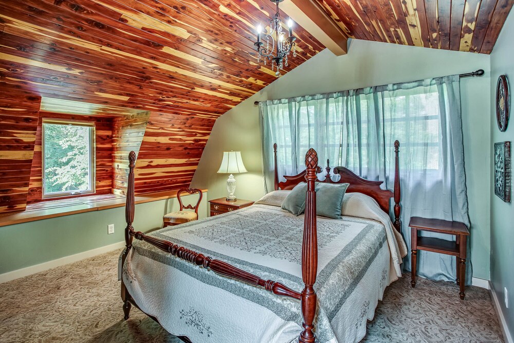 Rainwood Cottage in the woods, on a working farm near Lake Cunningham ...