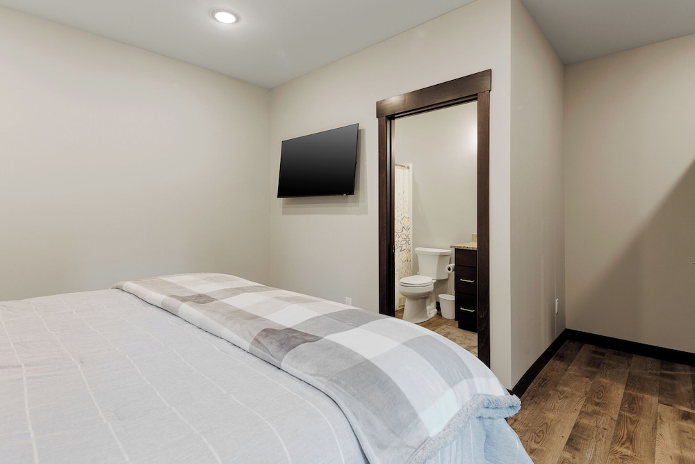 Powder House Pass 5 bedrooms - Hot tub, large garage, paved roads ...