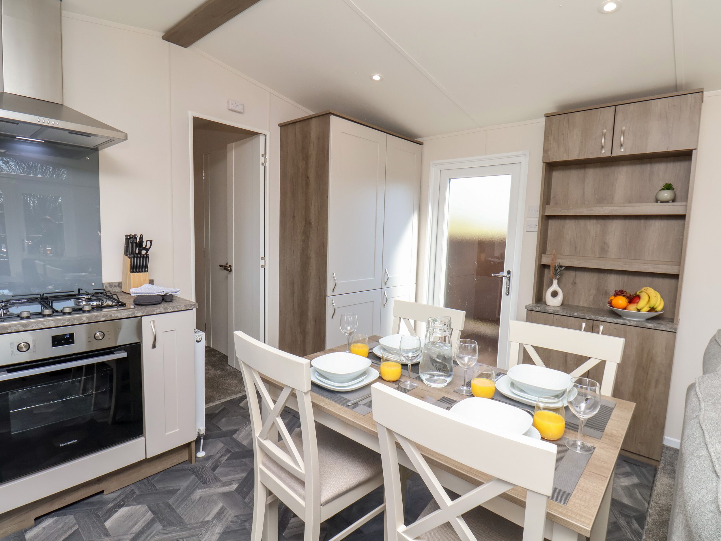 Um frigorífico, uma chaleira elétrica, uma torradeira 