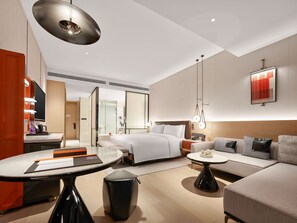 Quarto premium, 1 cama King | Roupas de cama premium, edredons de pluma, camas Select Comfort