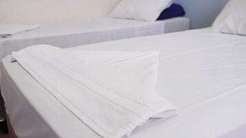 Quarto triplo tradicional | Roupas de cama antialérgicas, berço de viagem, Wi-Fi de cortesia