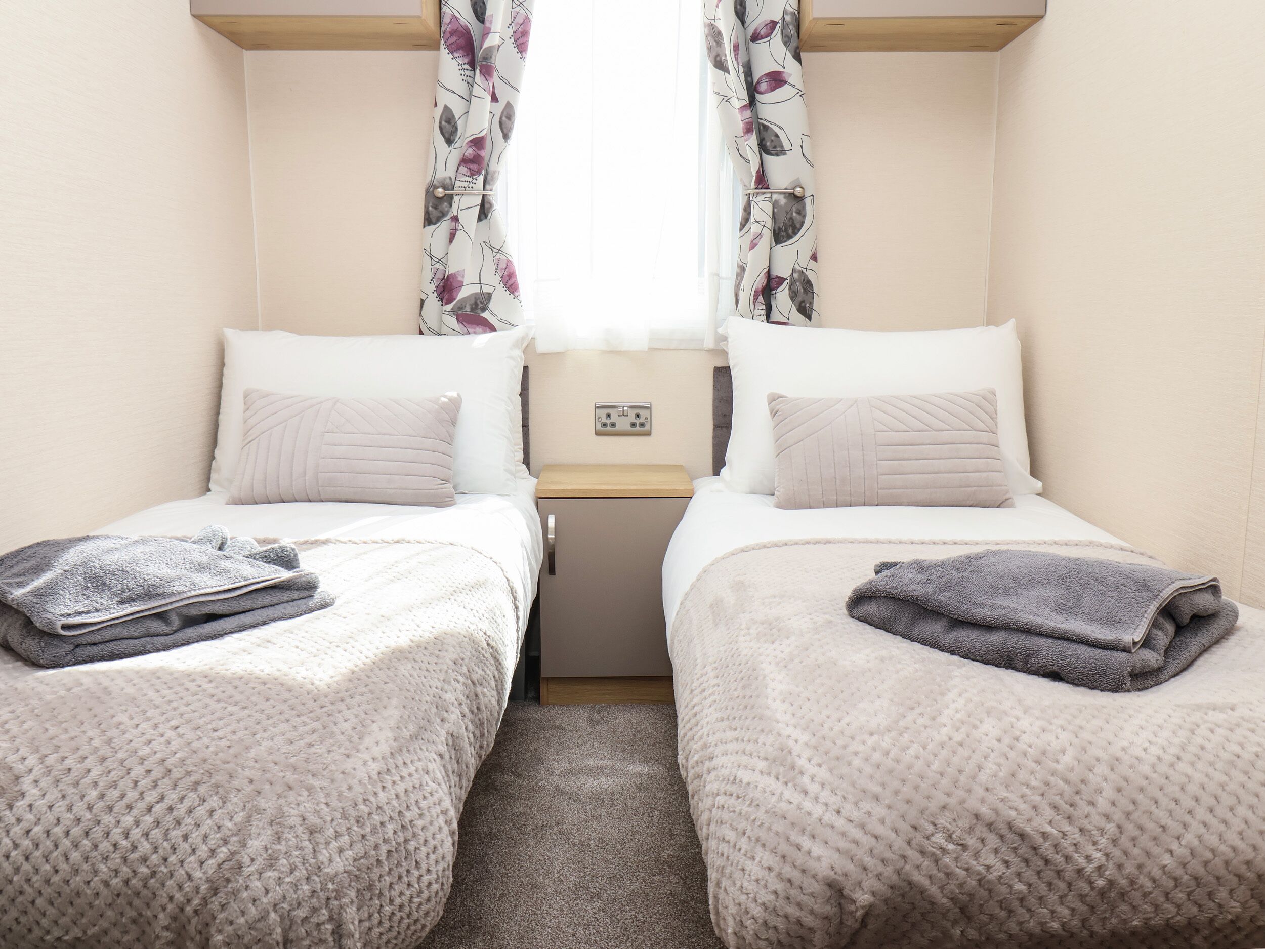 2 quartos, individualmente decorados, individualmente mobiliados