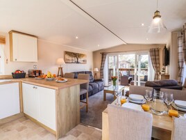 Um frigorífico, uma chaleira elétrica, uma torradeira 