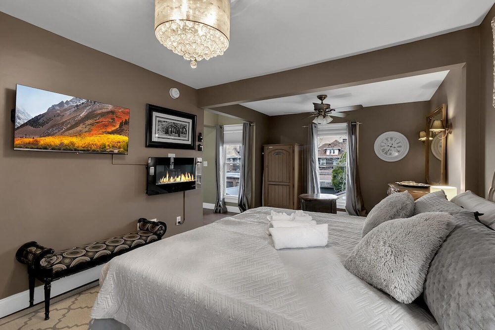Charming 5 Br Grand Victorian Family Home King Suite Walk To Falls Game-room - Niagara Falls, NY