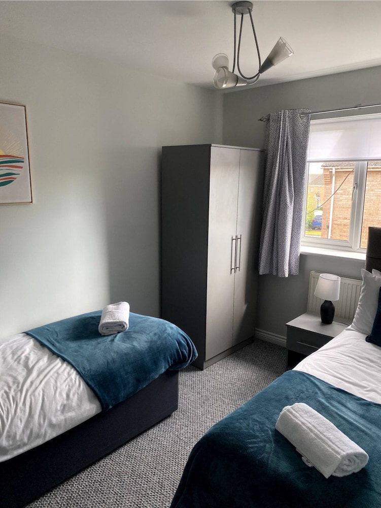 Towcester House - Spacious 3 Bedrooms, Garden, Free Parking, Smart Tv - Corby