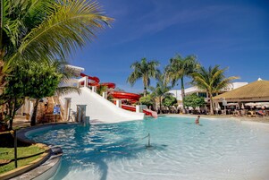 14 piscinas exteriores, guarda-sóis, espreguiçadeiras 