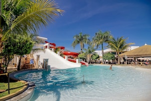 14 piscinas exteriores, guarda-sóis, espreguiçadeiras 