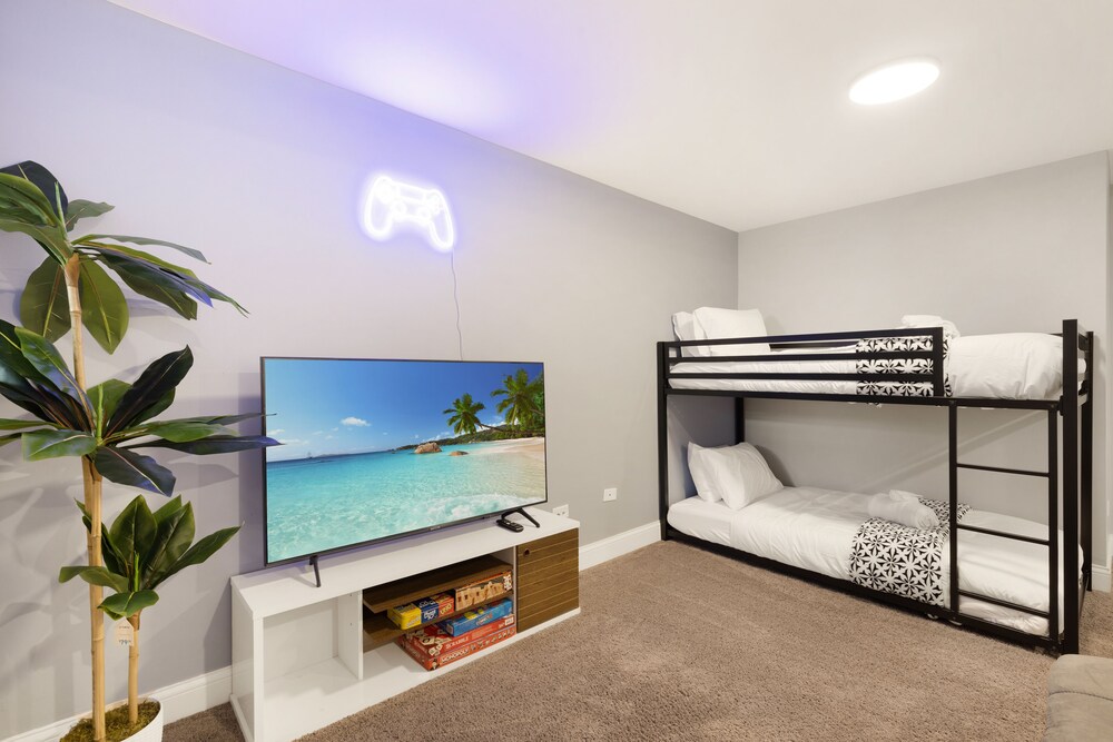 4BD Condo w/Parking & Game Room - Chicago | Vrbo
