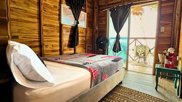 Quarto Duplo Superior | Com decoração personalizada, Wi-fi grátis, roupa de cama fornecida