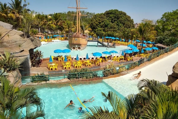 4 piscinas interiores, 15 piscinas exteriores, guarda-sóis