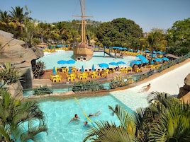 4 piscinas interiores, 15 piscinas exteriores, guarda-sóis