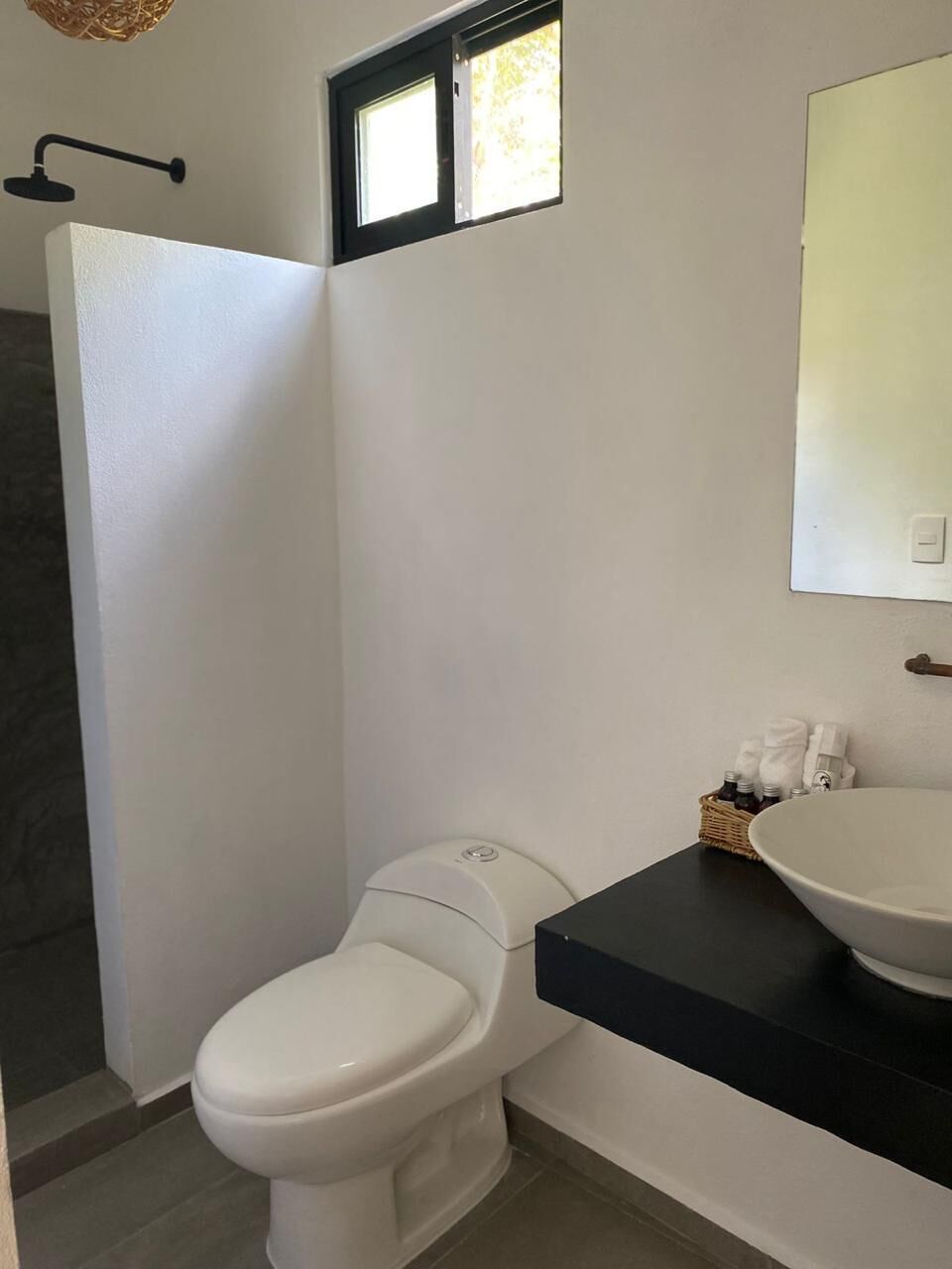 Chuveiro, toalhas de banho, sabonete, shampoo