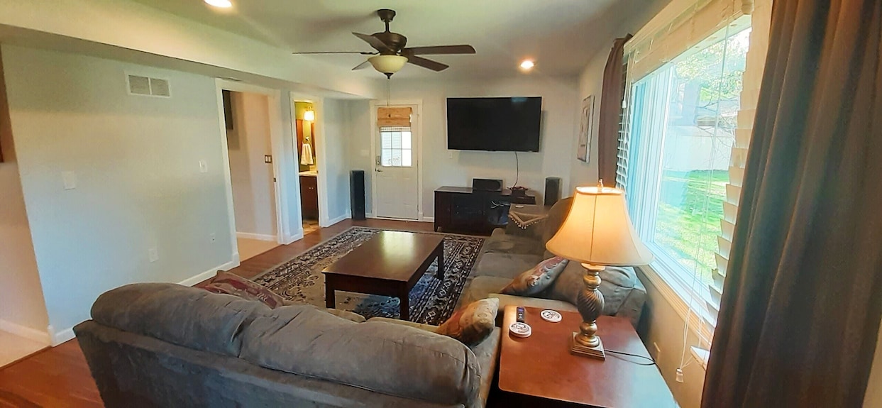 Luxurious And Stylish Home W/ Open Floor Plan! Safe Area. Free Parking - Louisville, KY