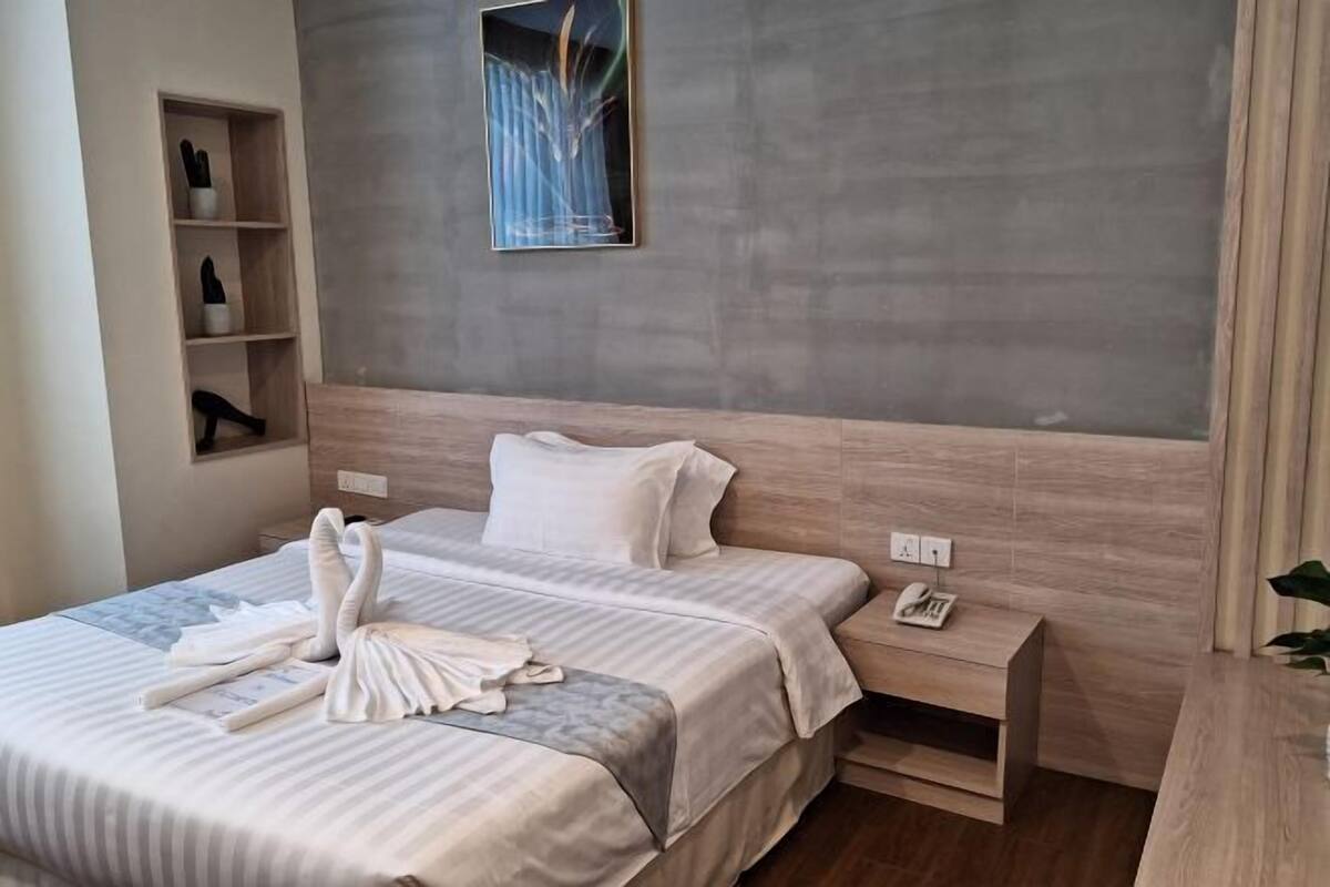 Cofres nos quartos, escrivaninha, Wi-Fi de cortesia, roupa de cama