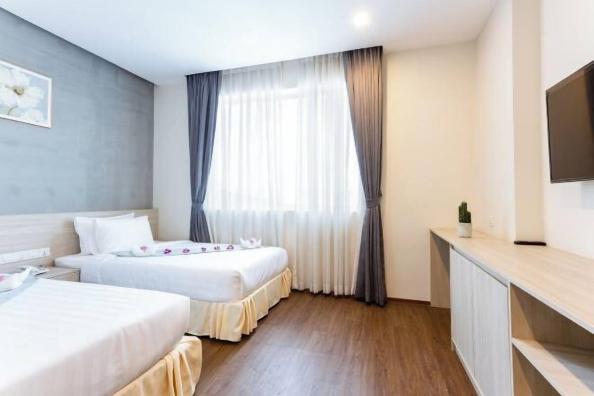 Cofres nos quartos, escrivaninha, Wi-Fi de cortesia, roupa de cama